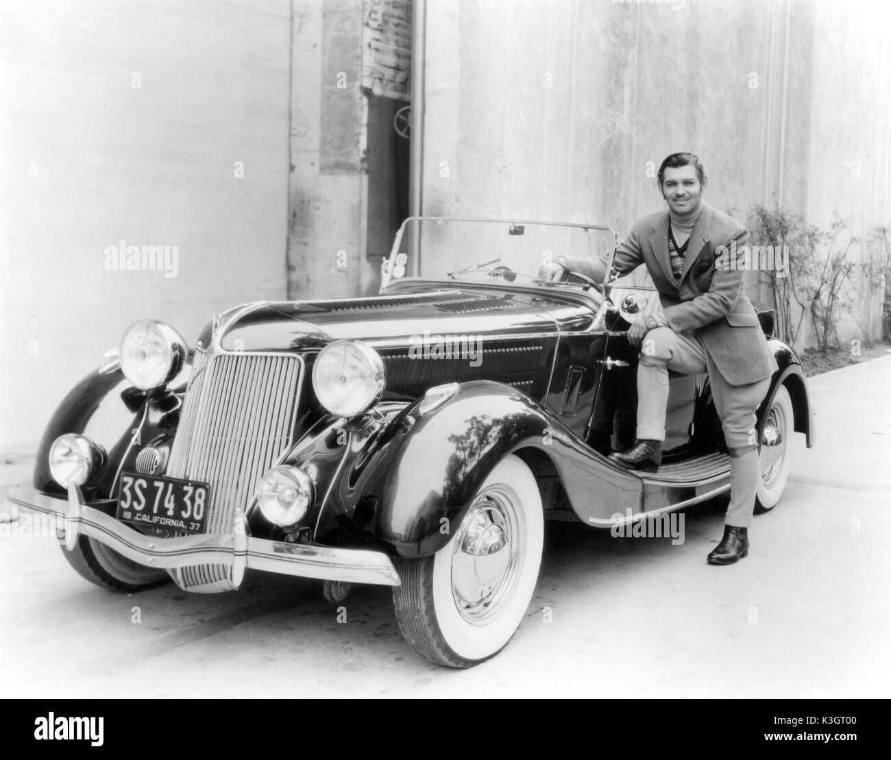 CLARK GABLE WITH HIS FORD V8 Stock Photo - Alamy