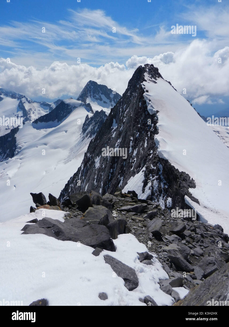 Small Möseler at the Zillertaler main ridge, border summit, corniced ...
