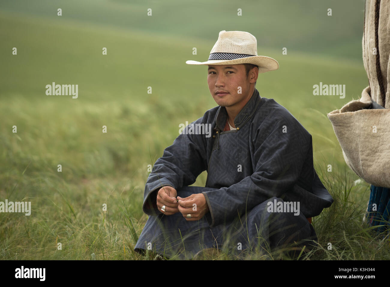 Traditional mongolian man old hi-res stock photography and images - Alamy