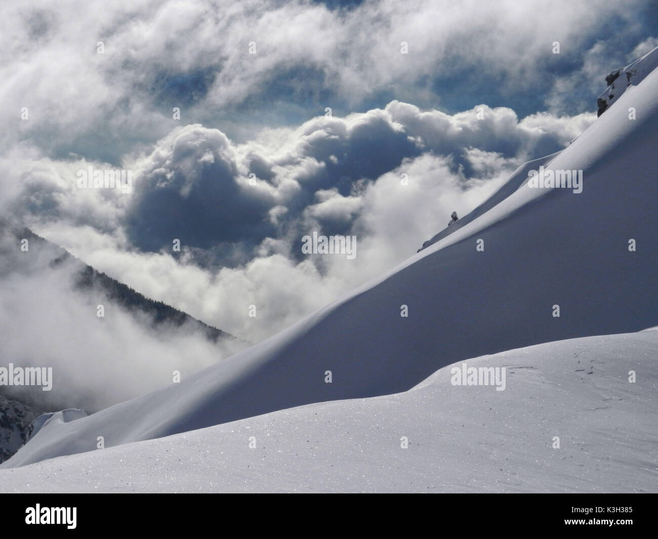 View from the wintry Kuhlochscharte on undulating clouds at the Inntal ...