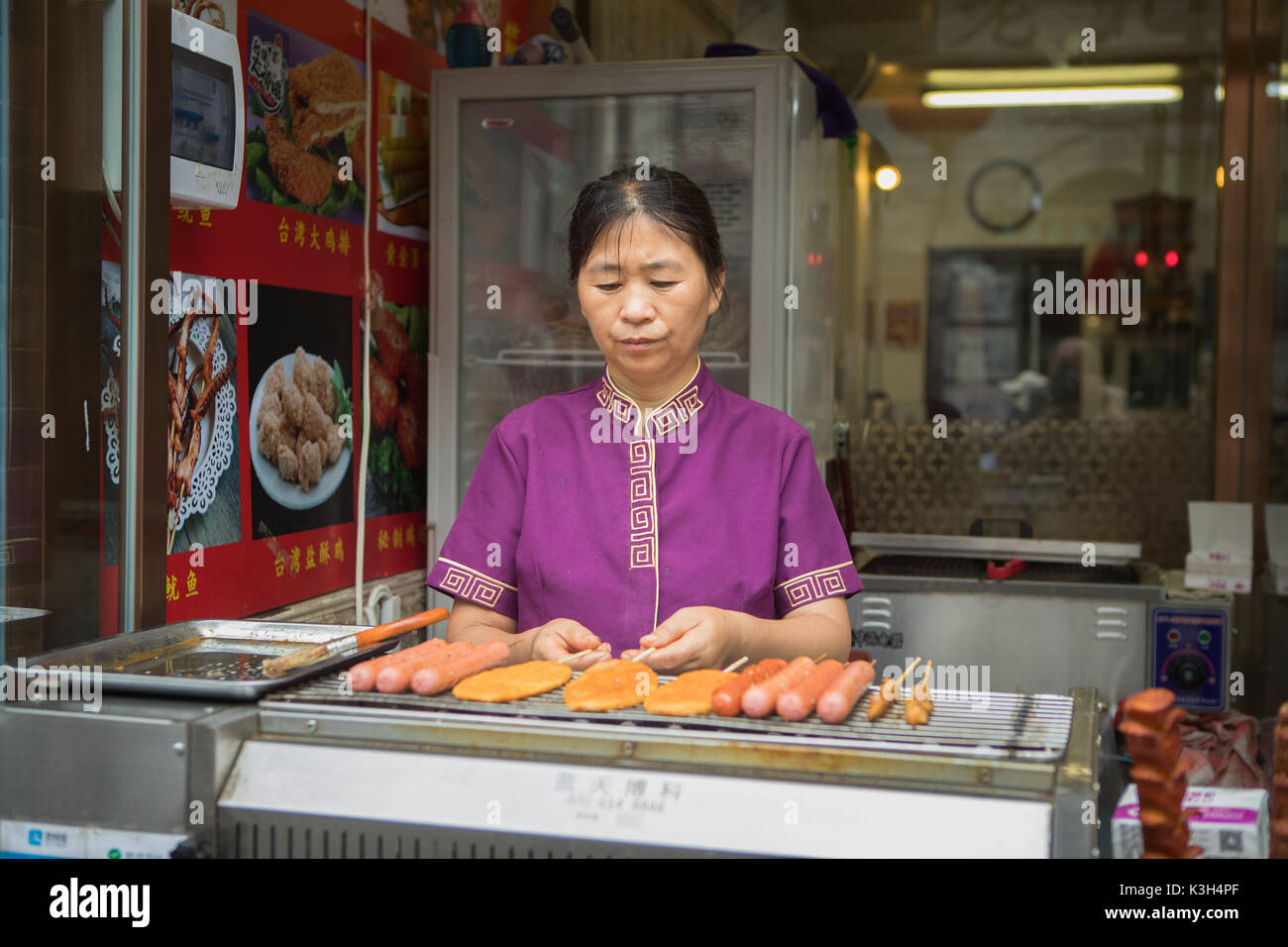 Asian street cook High Resolution Stock Photography and Images - Alamy