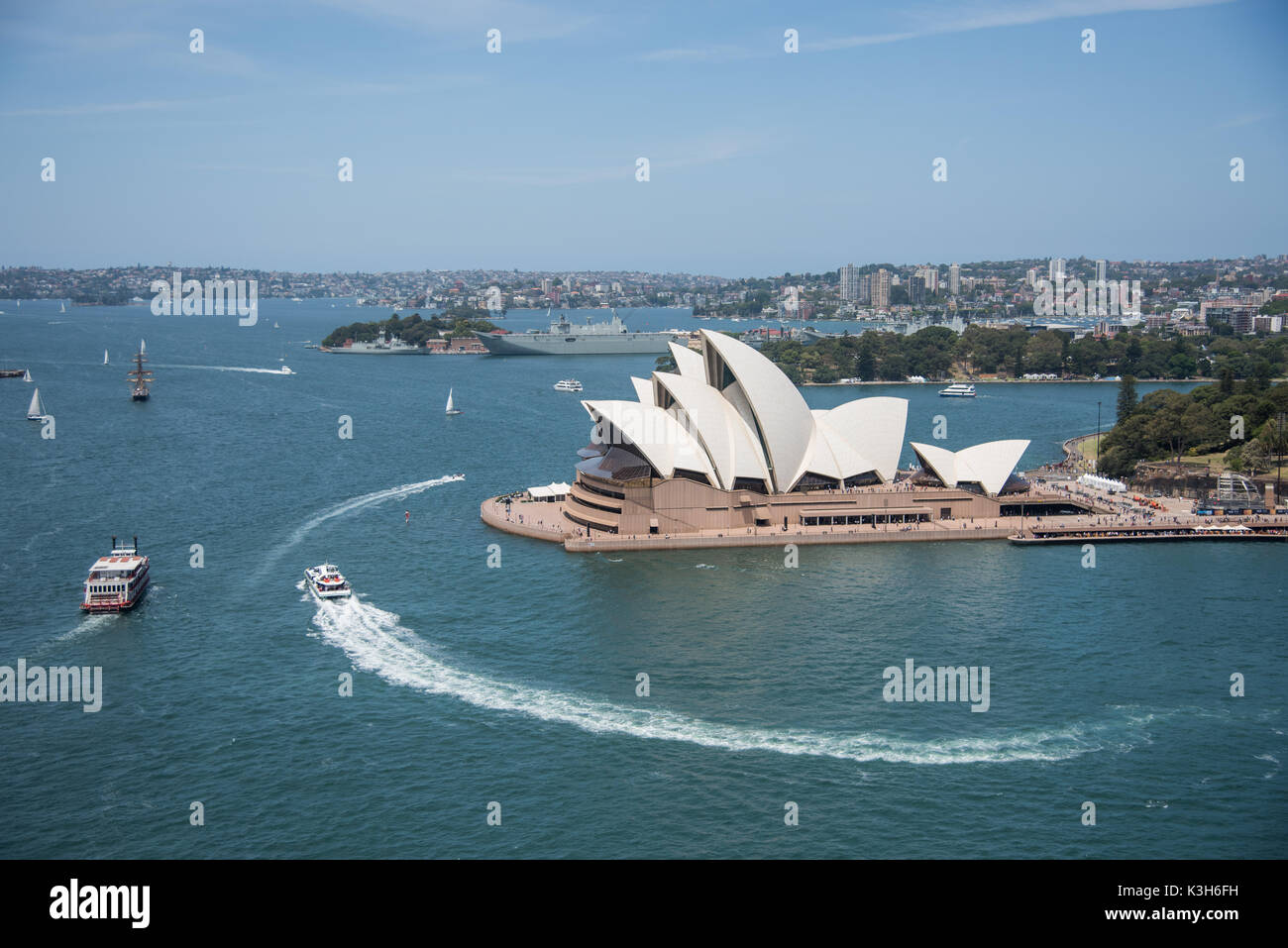 SYDNEY,NSW,AUSTRALIA-NOVEMBER 20,2016: Sydney Opera House, nautical ...