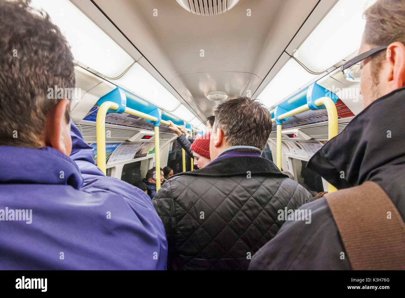 London underground passengers crowded hi-res stock photography and ...