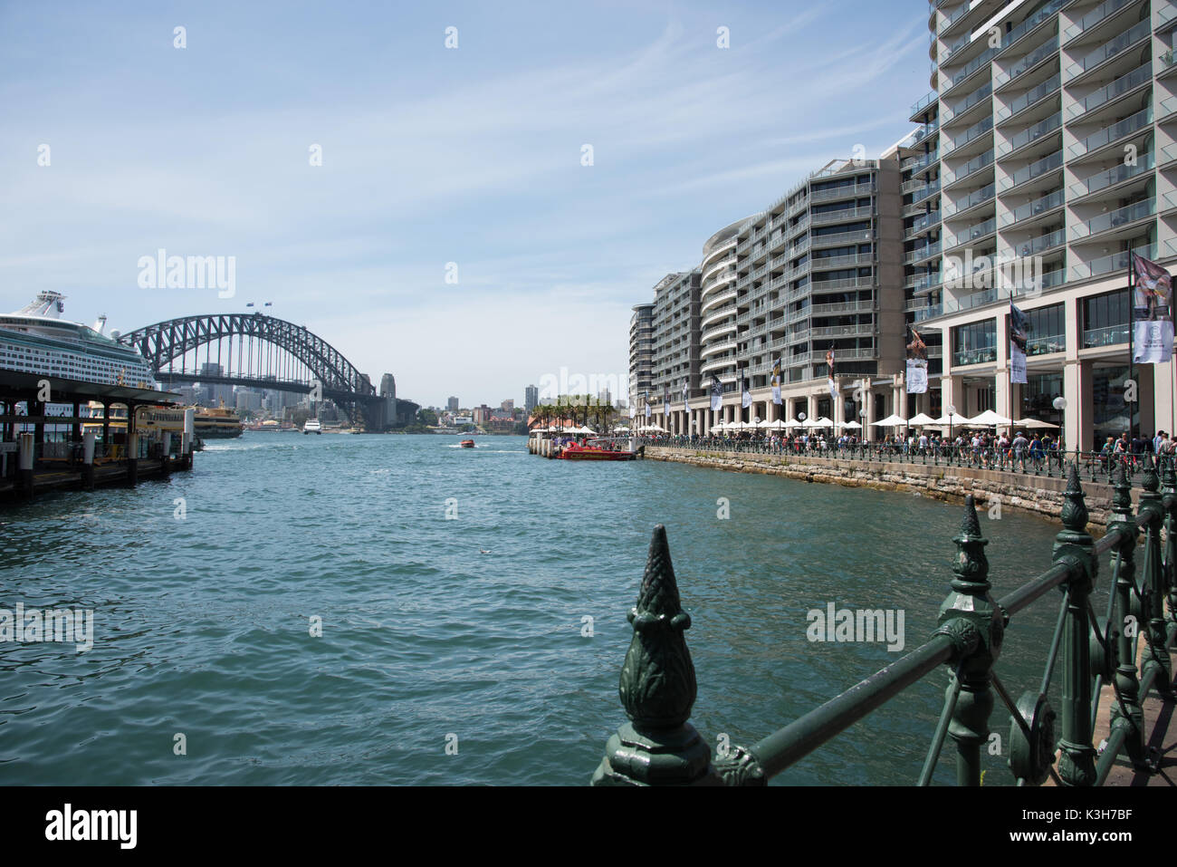 SYDNEY,NSW,AUSTRALIA-NOVEMBER 20,2016: Circular Quay waterfront with ...