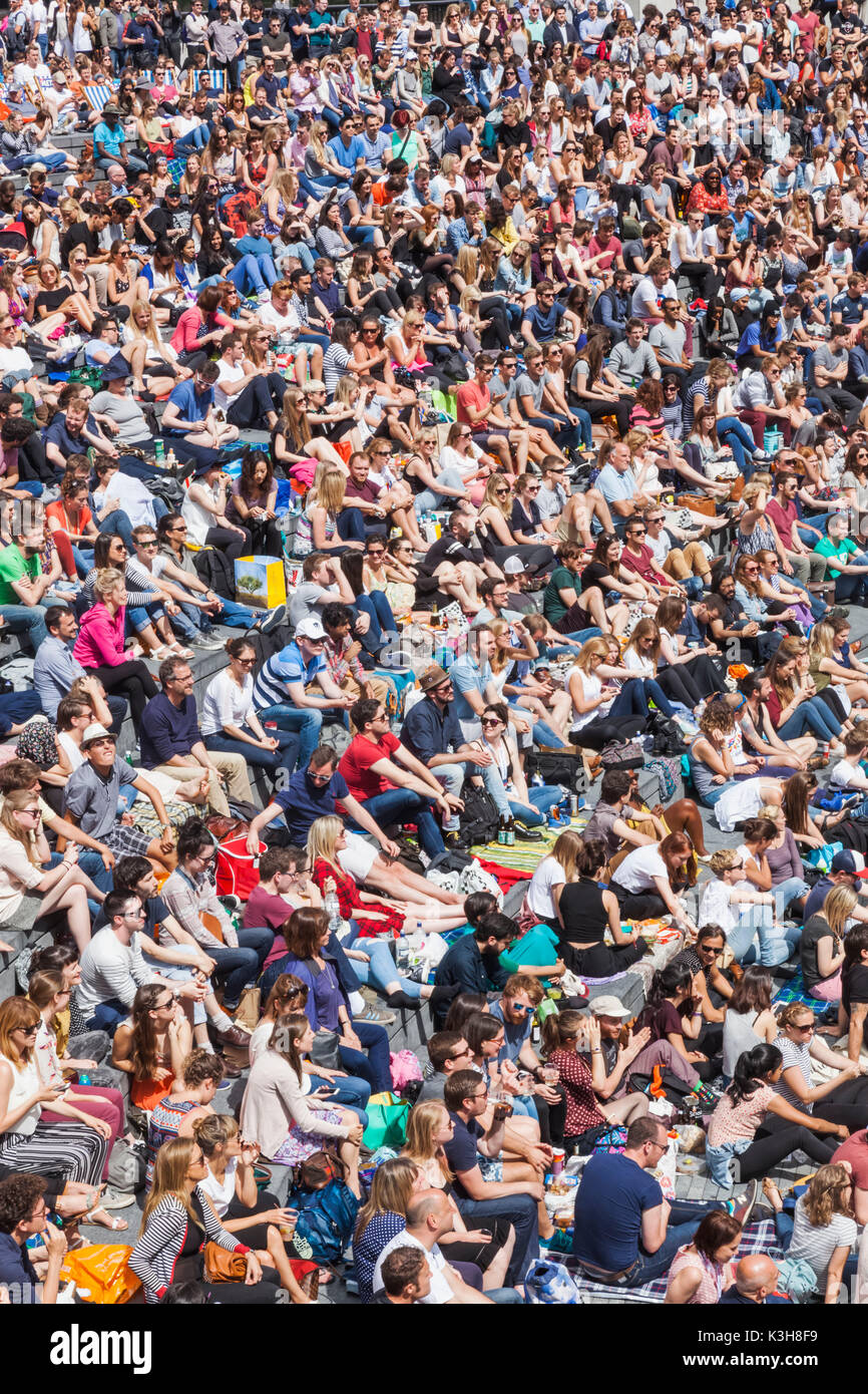 Theatre crowd england hi-res stock photography and images - Alamy
