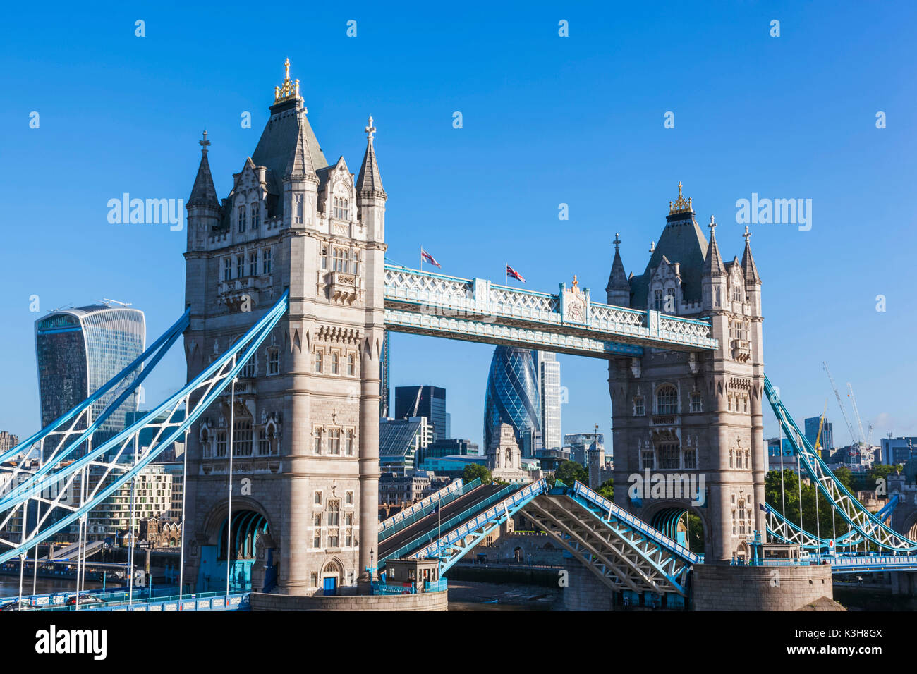 London skyline london bridge hi-res stock photography and images - Alamy
