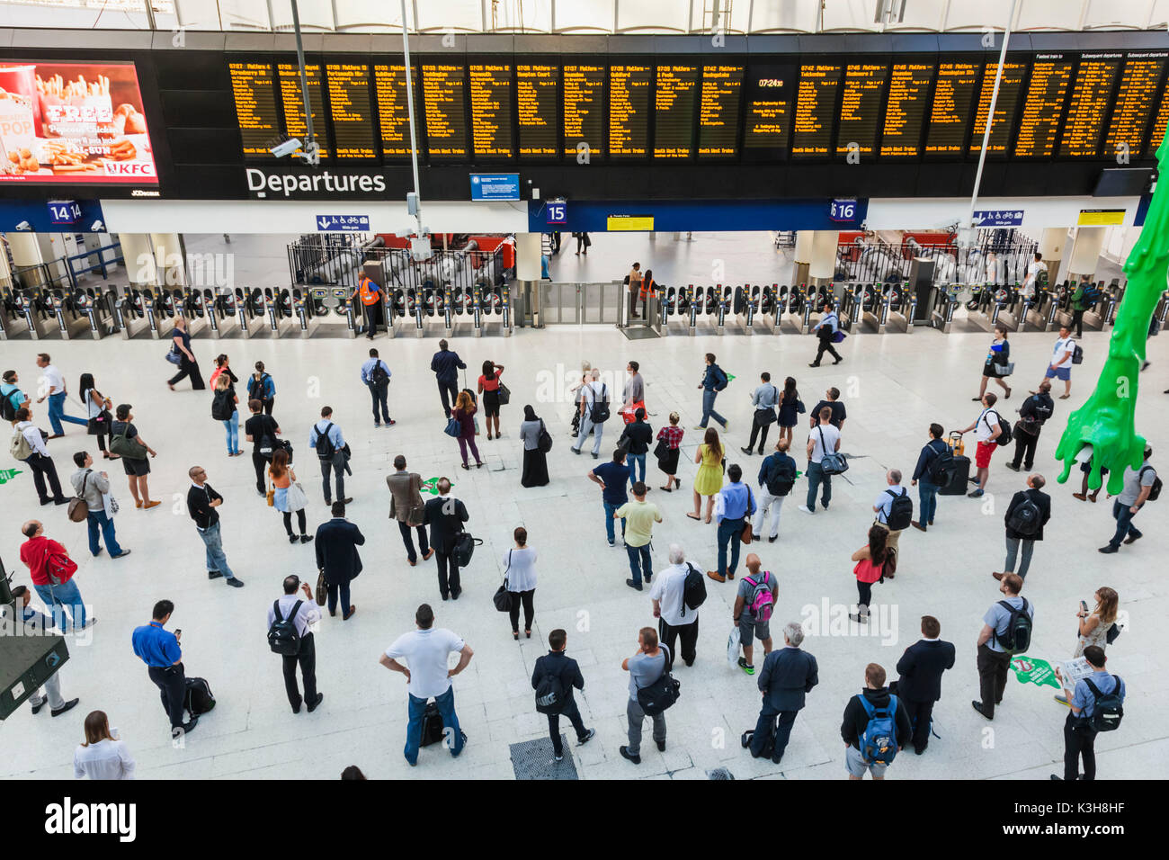 London commuters hi-res stock photography and images - Alamy