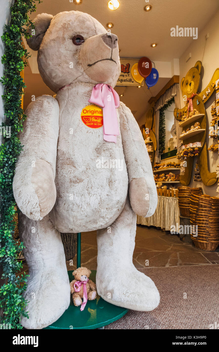 Teddybear shop display of giant teddybear High Resolution Stock ...