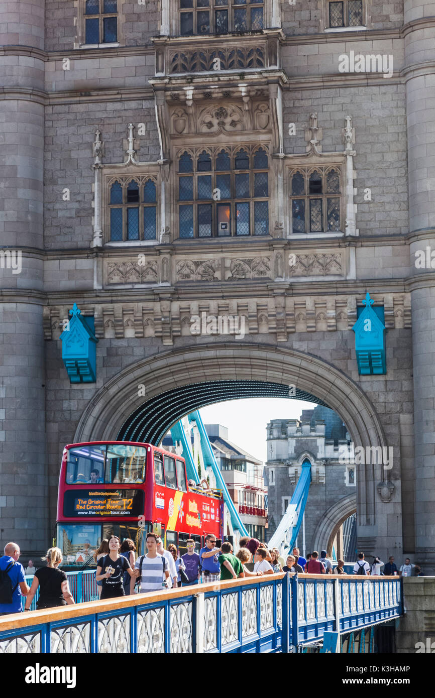 Crowd london bridge hi-res stock photography and images - Alamy