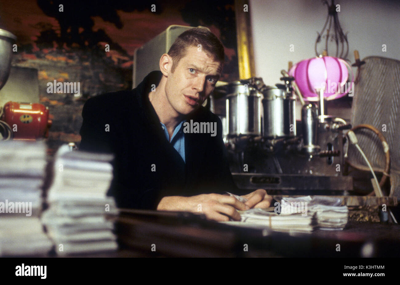 Stock and two smoking barrels 1998 jason flemyng hi-res stock ...