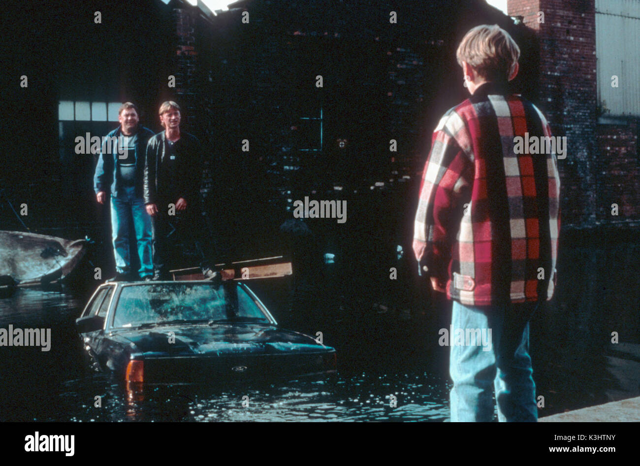 THE FULL MONTY MARK ADDY, ROBERT CARLYLE, WILLIAM SNAPE Date: 1997 ...