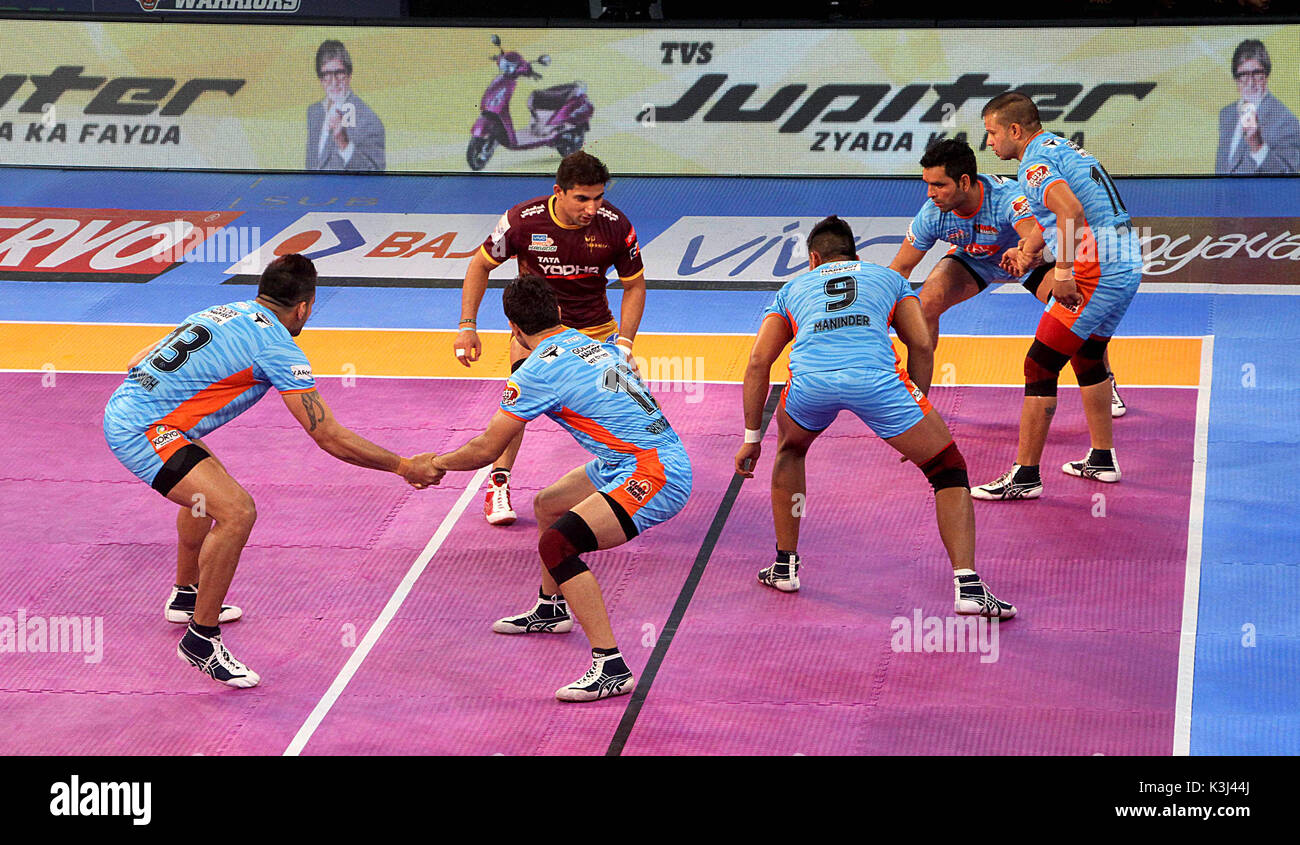 Kolkata, India. 02nd Sep, 2017. Bengal Worriers (blue jersey) and UP ...