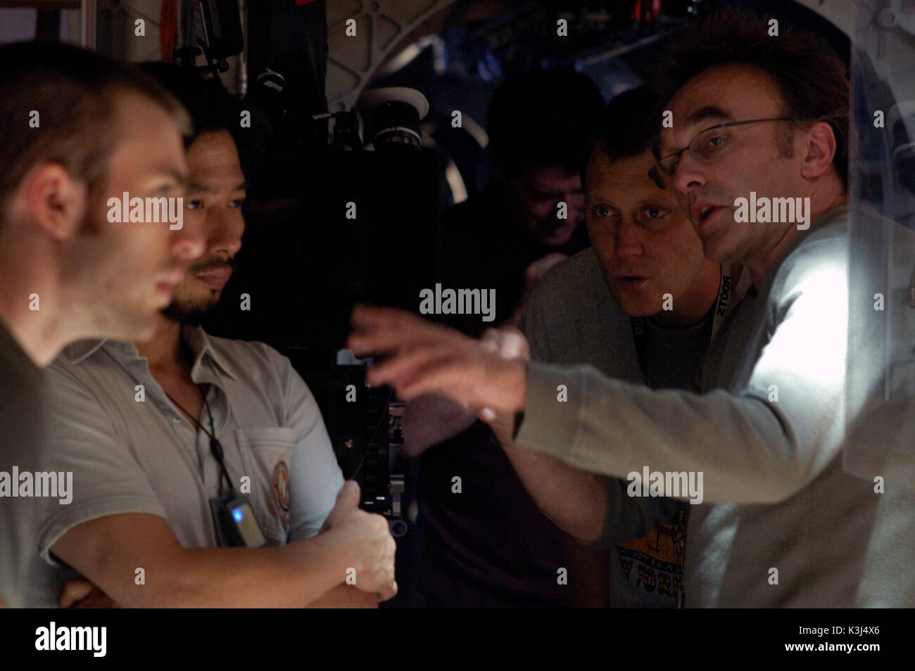 SUNSHINE Director DANNY BOYLE SUNSHINE [BR / US 2007] [L-R] CHRIS EVANS ...