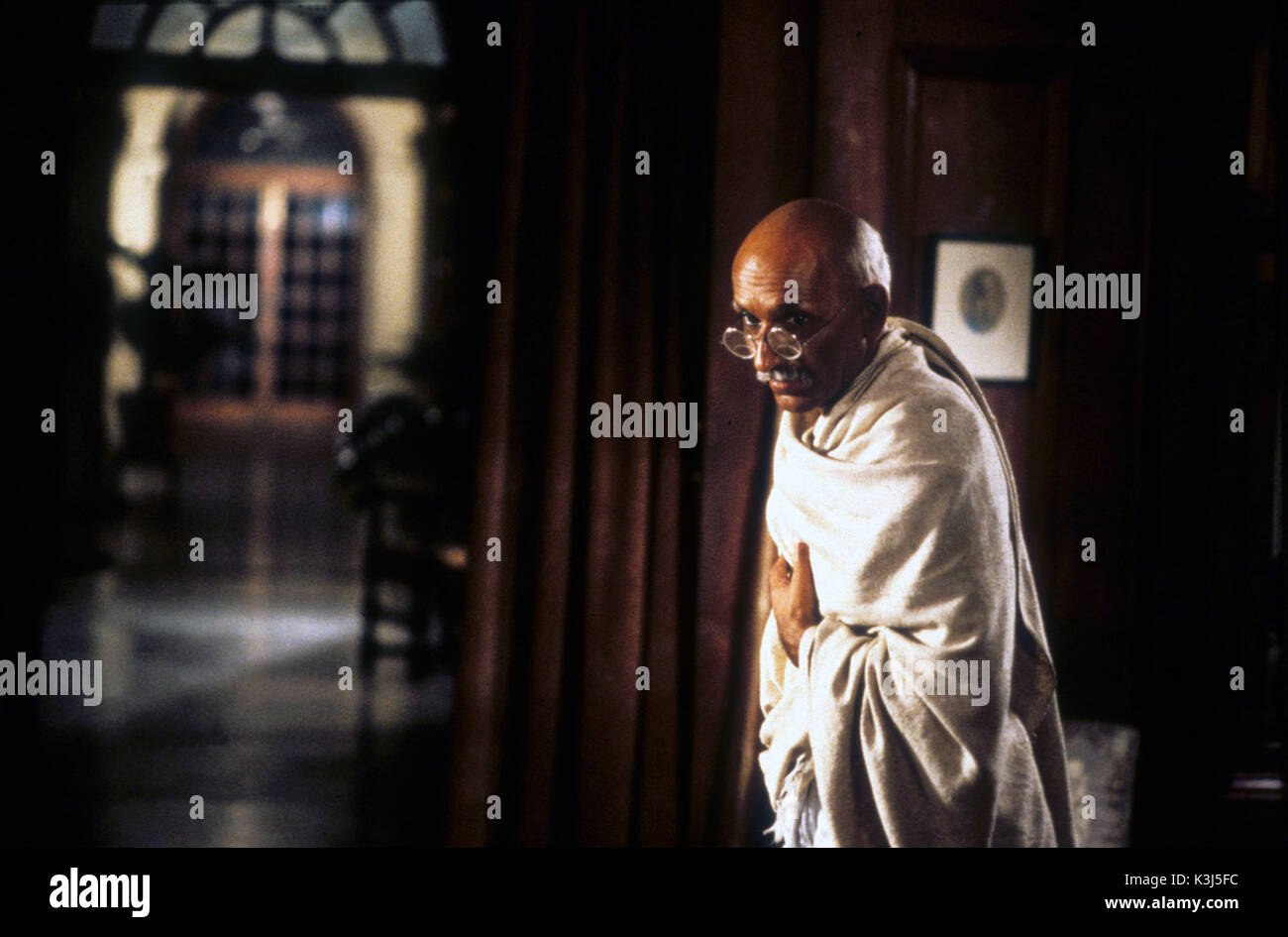 GANDHI BEN KINGSLEY as Mahatma Gandhi Date: 1982 Stock Photo - Alamy