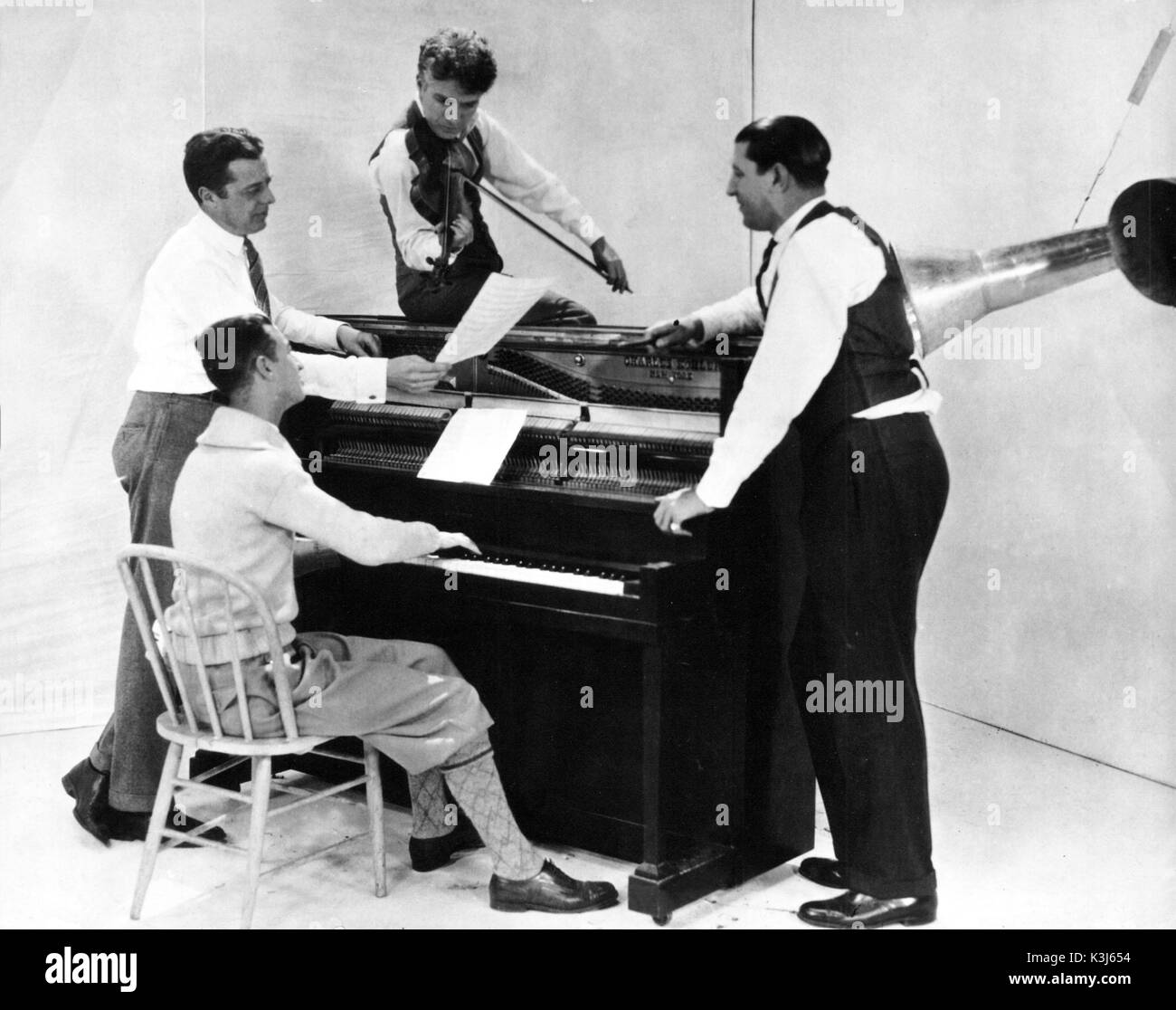 CHARLIE CHAPLIN playing violin Stock Photo - Alamy