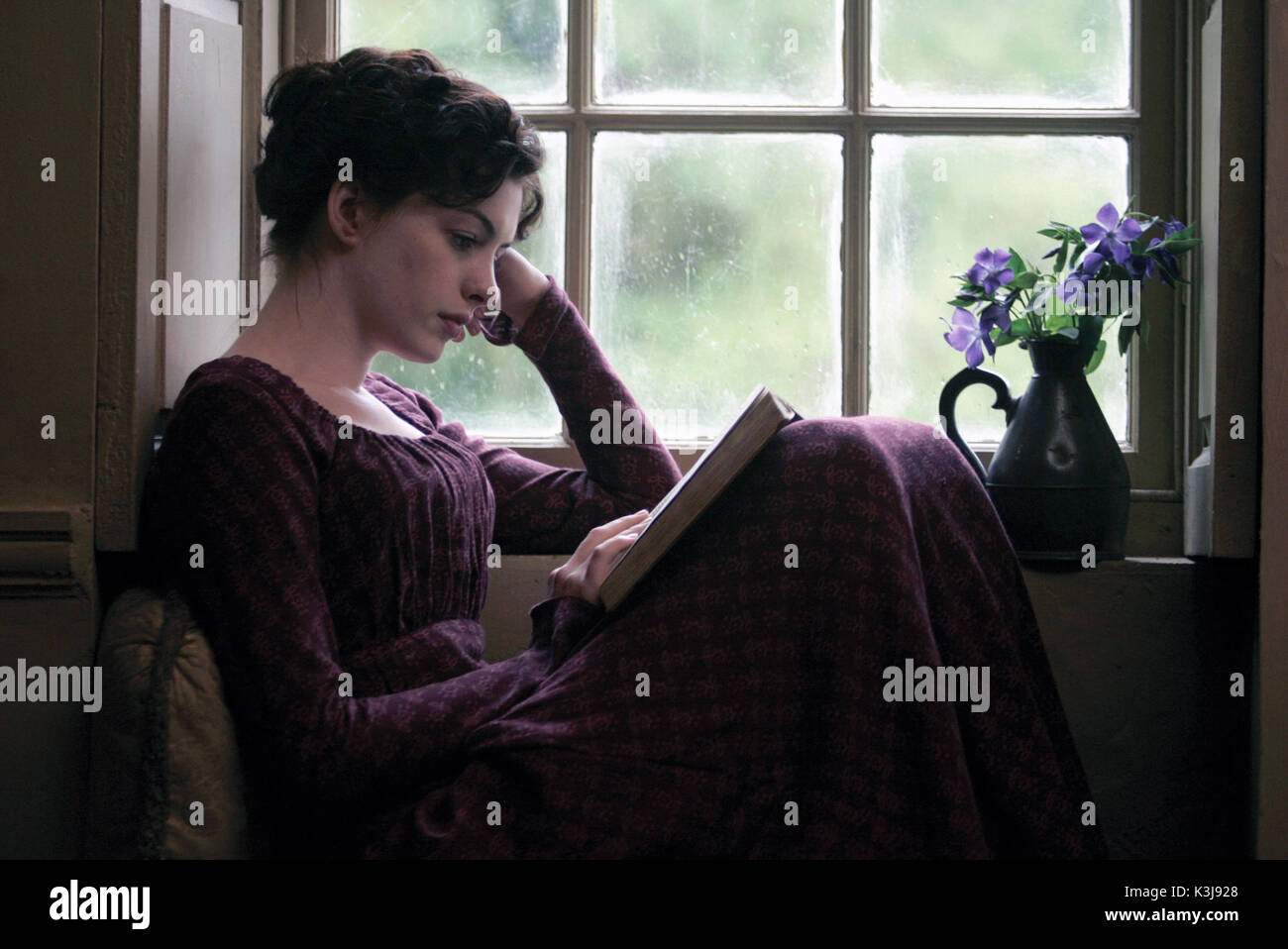 BECOMING JANE ANNE HATHAWAY as Jane Austen Date: 2007 Stock Photo - Alamy