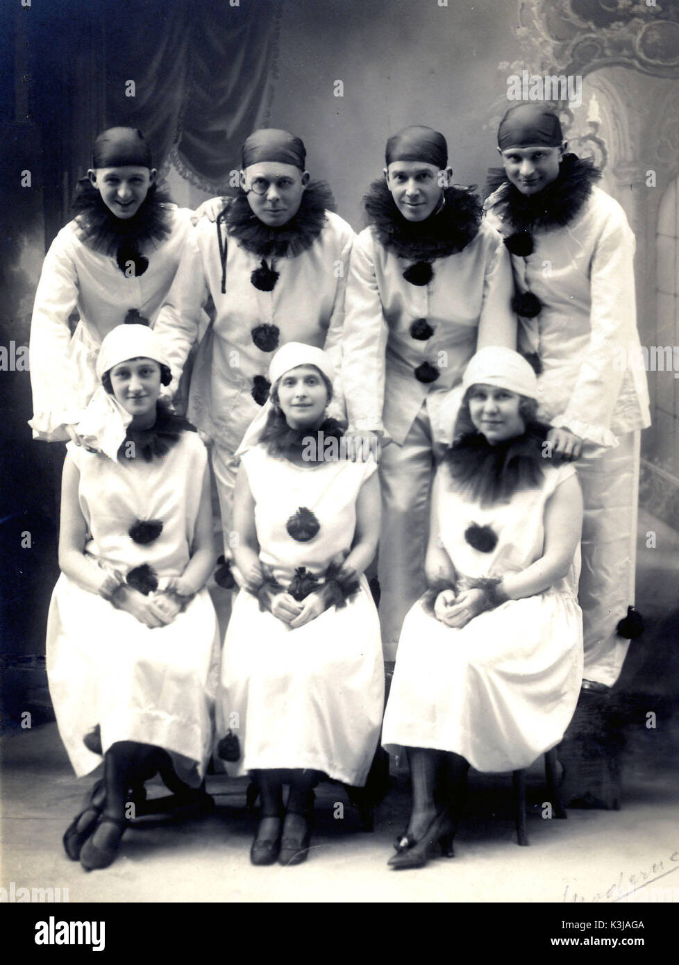 Pierrots hi-res stock photography and images - Alamy