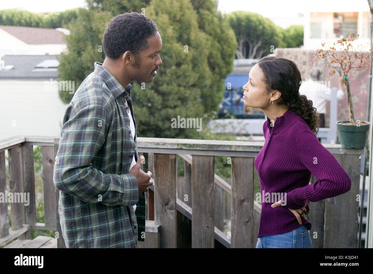 THE PURSUIT OF HAPPYNESS WILL SMITH, THANDIE NEWTON Date: 2006 Stock ...