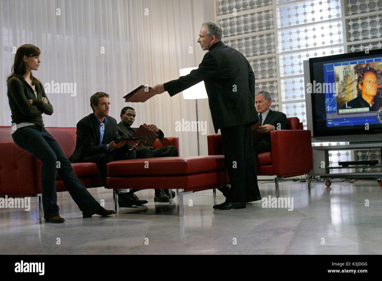 ALIAS Season 4: Episode 1 Authorized Personnel Only JENNIFER GARNER ...