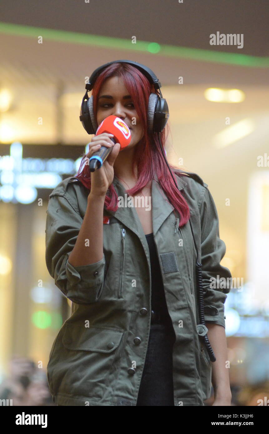 Female singer with red hair hi-res stock photography and images - Alamy