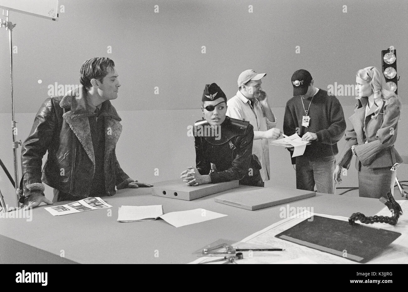 SKY CAPTAIN AND THE WORLD OF TOMORROW JUDE LAW, ANGELIAN JOLIE ...