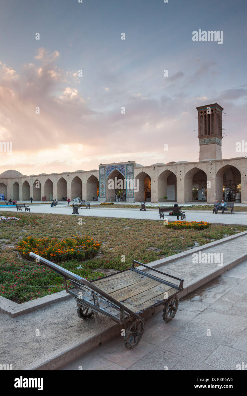 End to end hi-res stock photography and images - Alamy