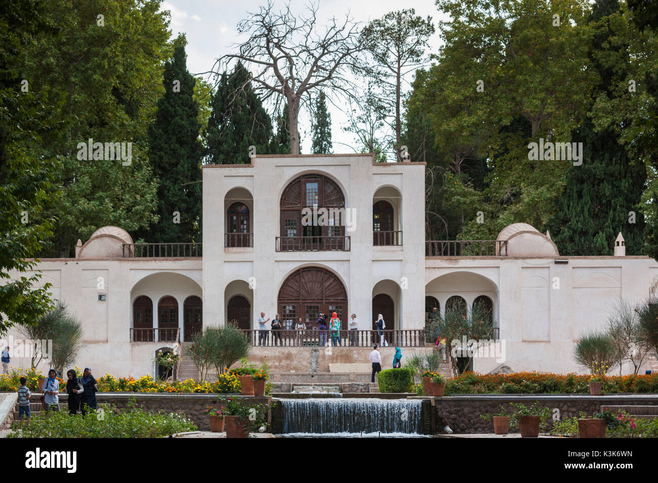 Traditional persian gardens and fountains complex hi-res stock ...