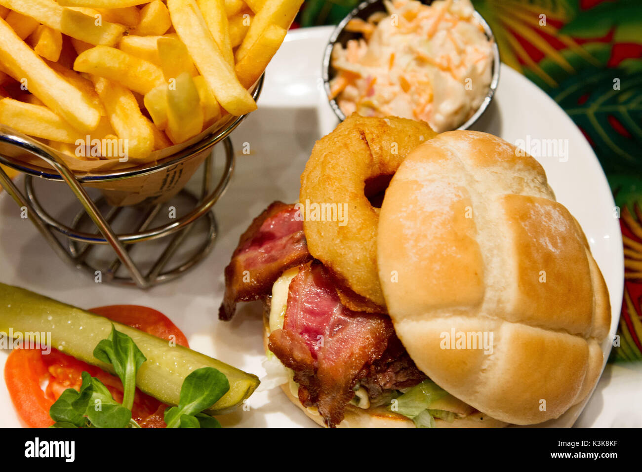 Hamburger and a plate hi-res stock photography and images - Alamy