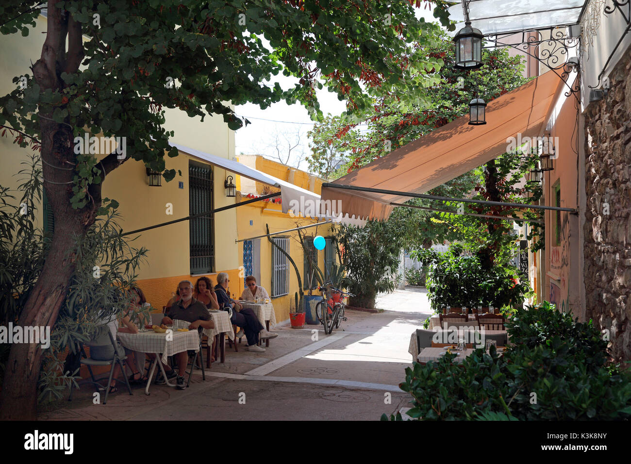 Sidewalk cafe athens greece hi-res stock photography and images - Alamy