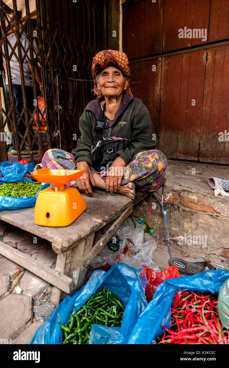 Old woman vegetable market stall hi-res stock photography and images ...