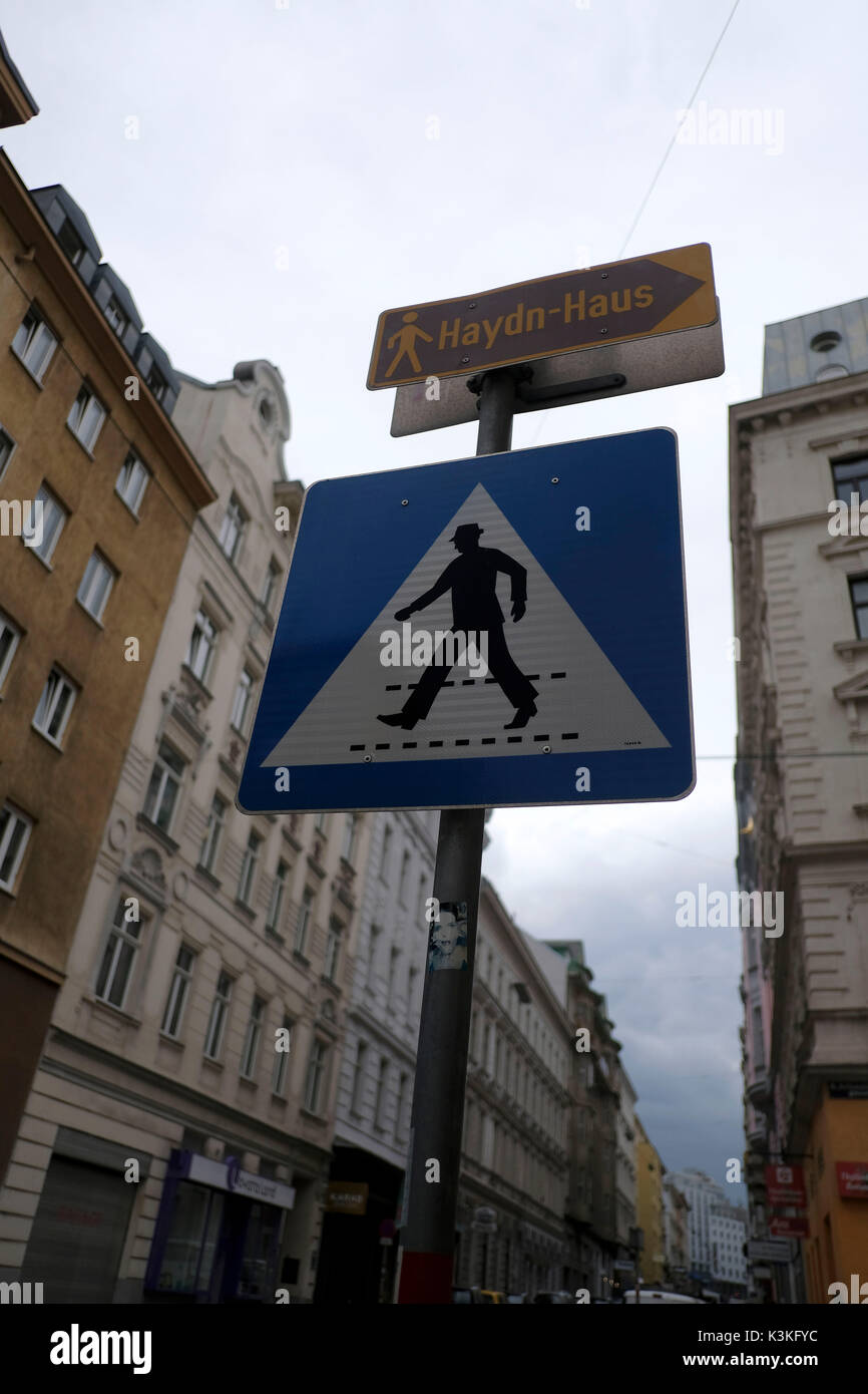 Pedestrian crossing sign vienna hi-res stock photography and images - Alamy