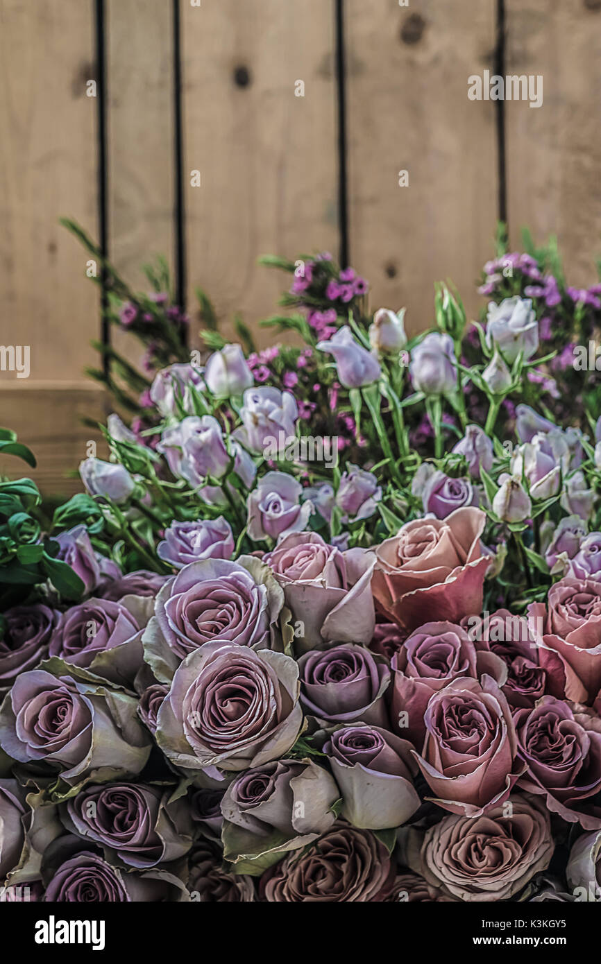 Rustic bouquet with pink roses and wild flowers Stock Photo - Alamy