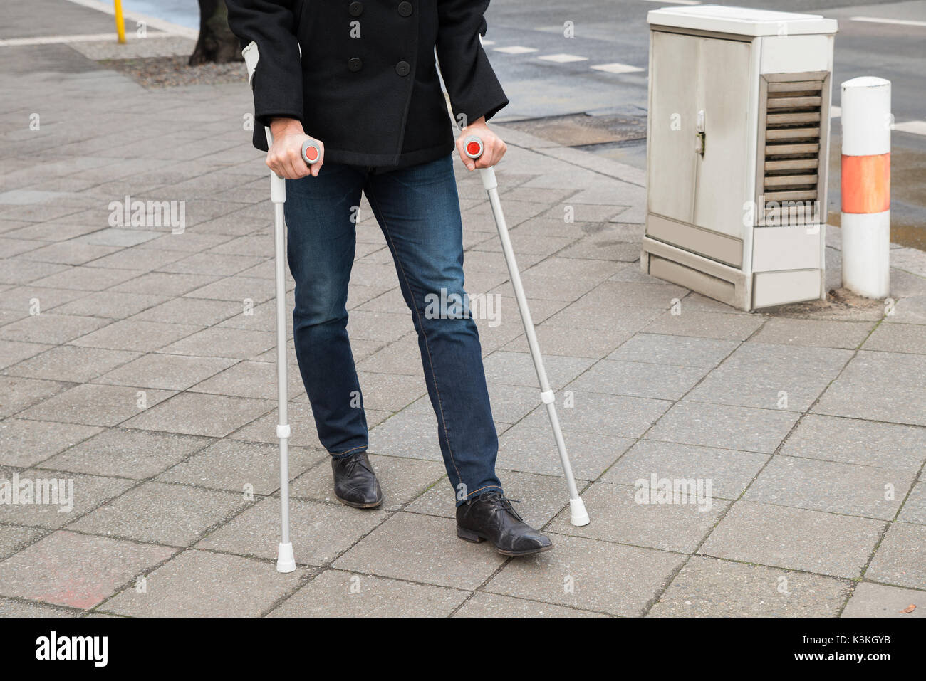 People help accident person hi-res stock photography and images - Alamy