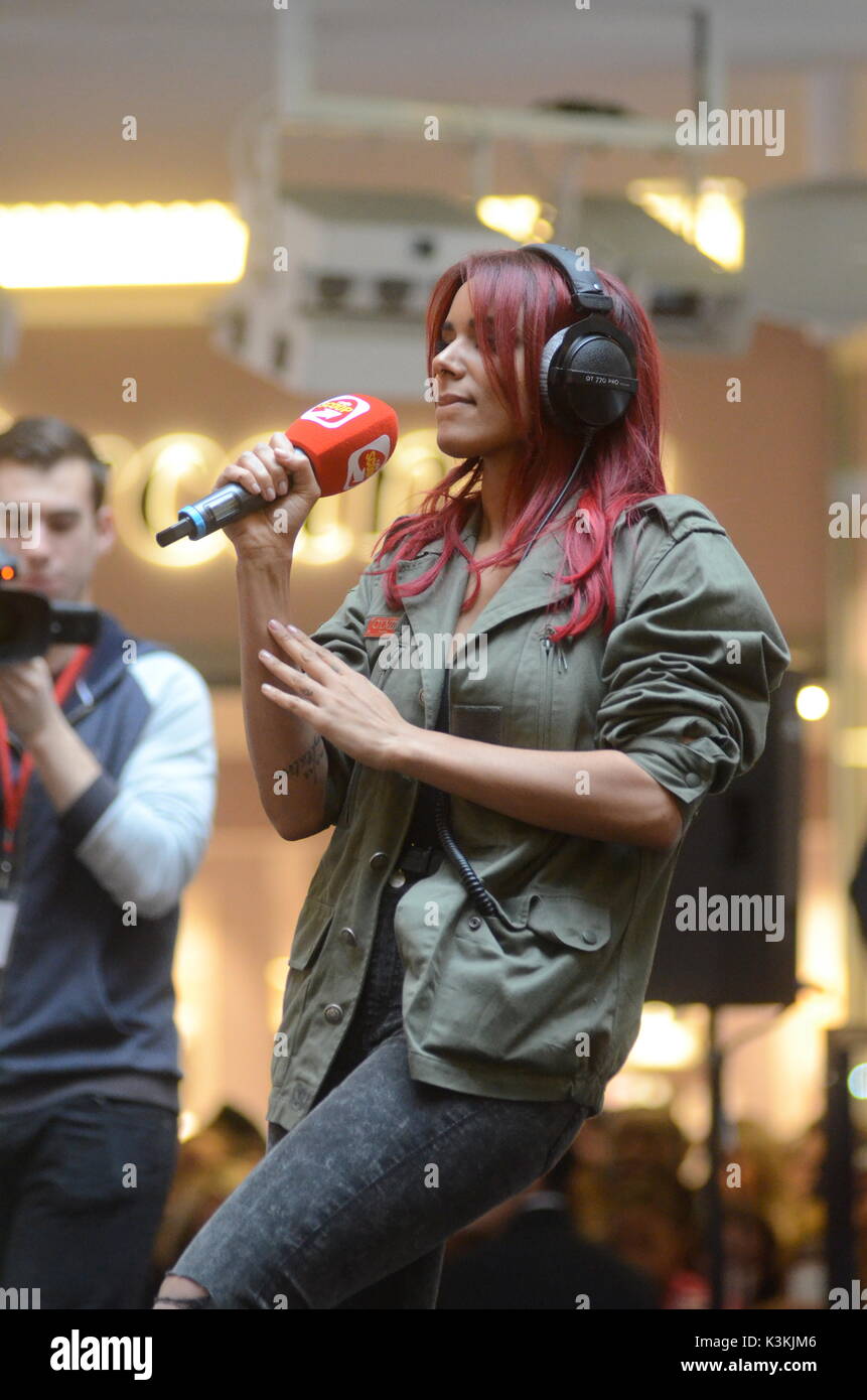 Female singer with red hair hi-res stock photography and images - Alamy