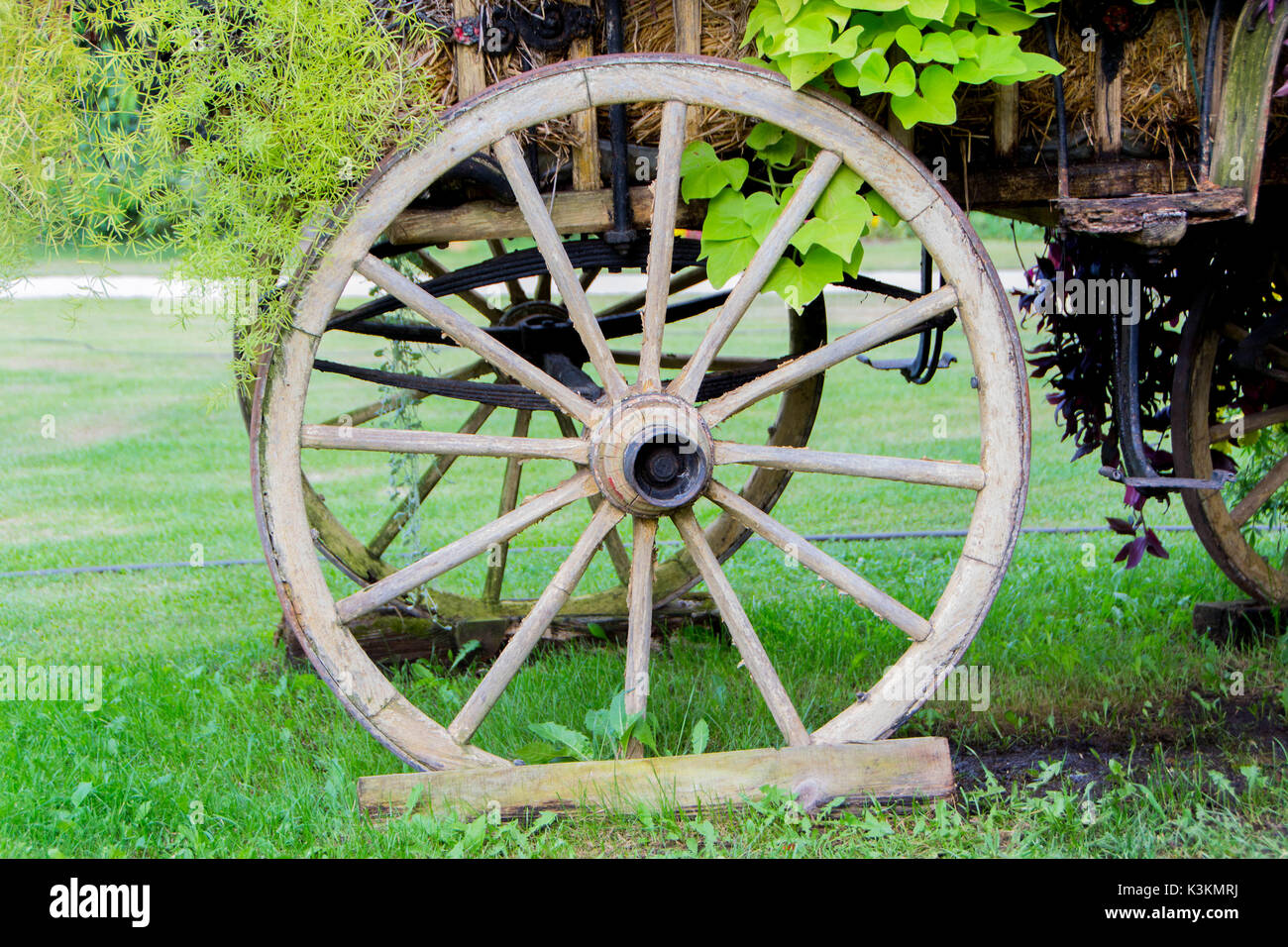 Wooden carriage wheel hi-res stock photography and images - Alamy
