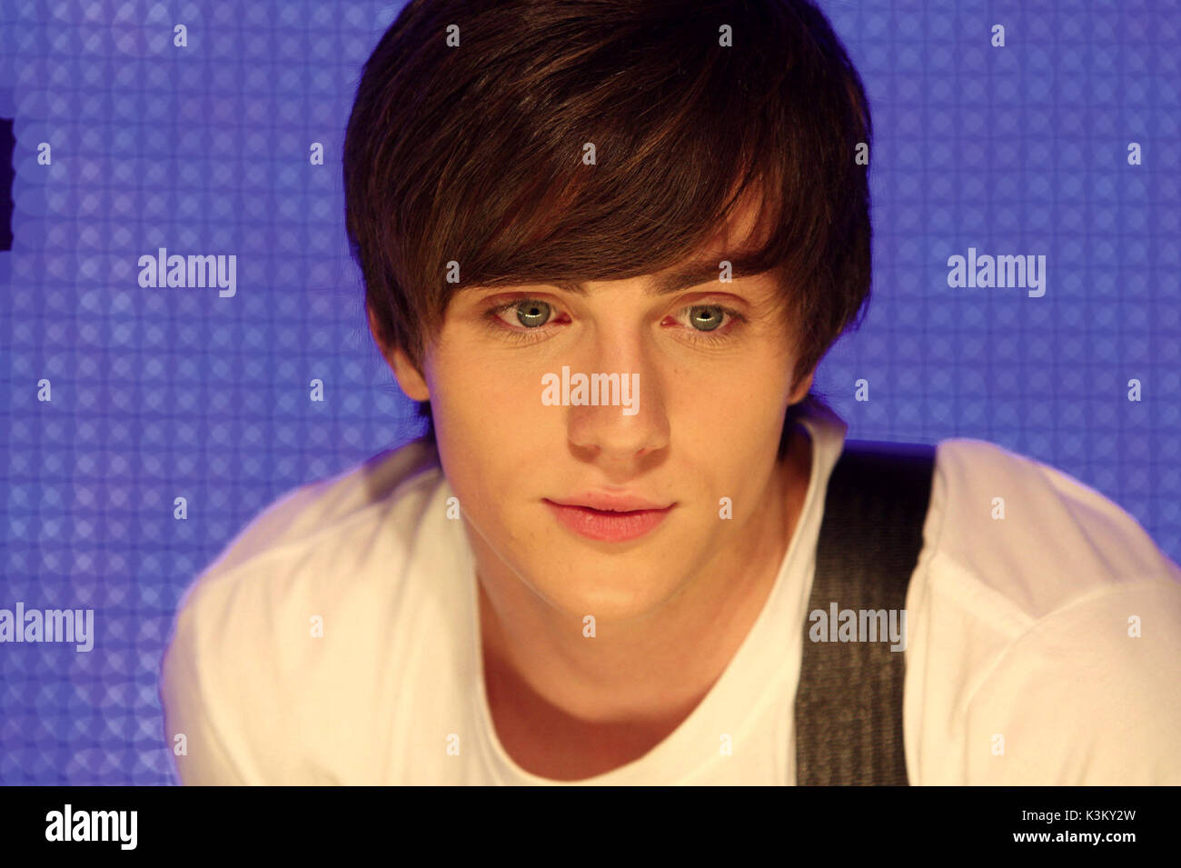 ANGUS, THONGS AND PERFECT SNOGGING AARON JOHNSON Date: 2008 Stock Photo ...