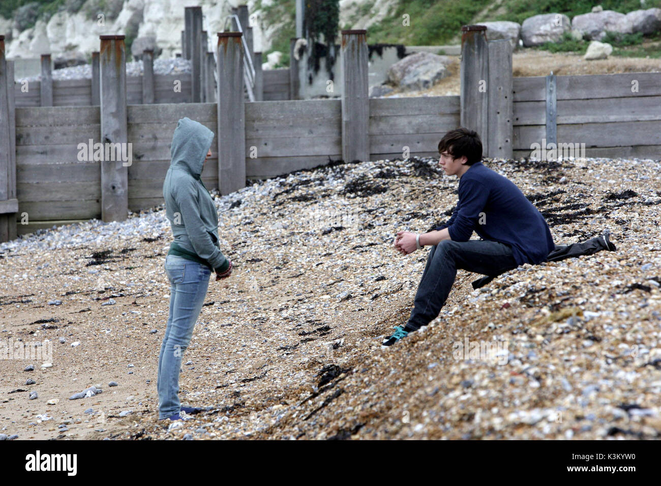 ANGUS, THONGS AND PERFECT SNOGGING GEORGIA GROOME, AARON JOHNSON Date ...