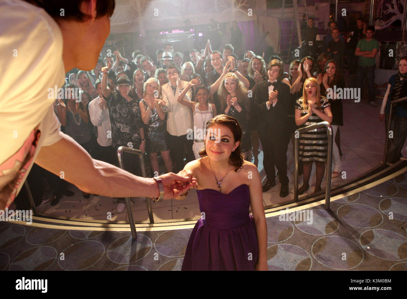 ANGUS, THONGS AND PERFECT SNOGGING AARON JOHNSON, GEORGIA GROOME Date ...