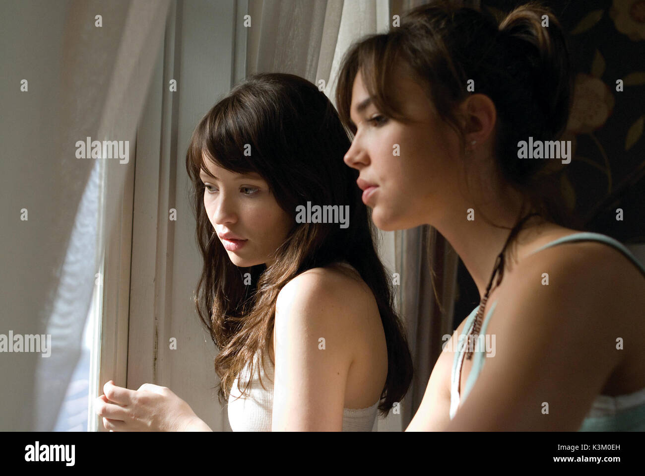 THE UNINVITED Emily Browning, Arielle Kebbel Date: 2009 Stock Photo - Alamy