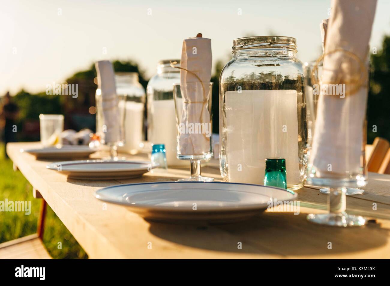 table setting, outdoors, summer time Stock Photo - Alamy