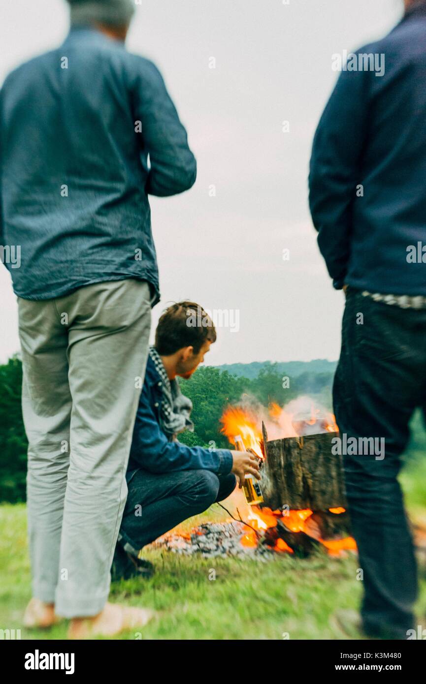 Group activity campfire hi-res stock photography and images - Alamy
