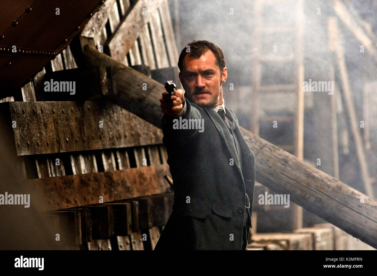 SHERLOCK HOLMES [US / BR / GER 2009] JUDE LAW as Dr John Watson Date ...