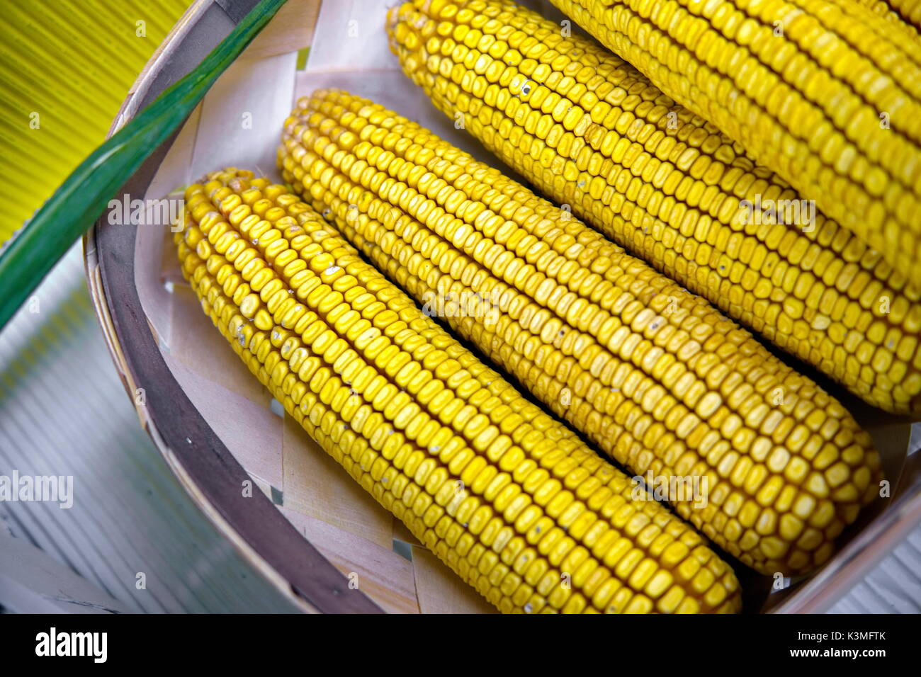Raw corn on the cob Stock Photo - Alamy