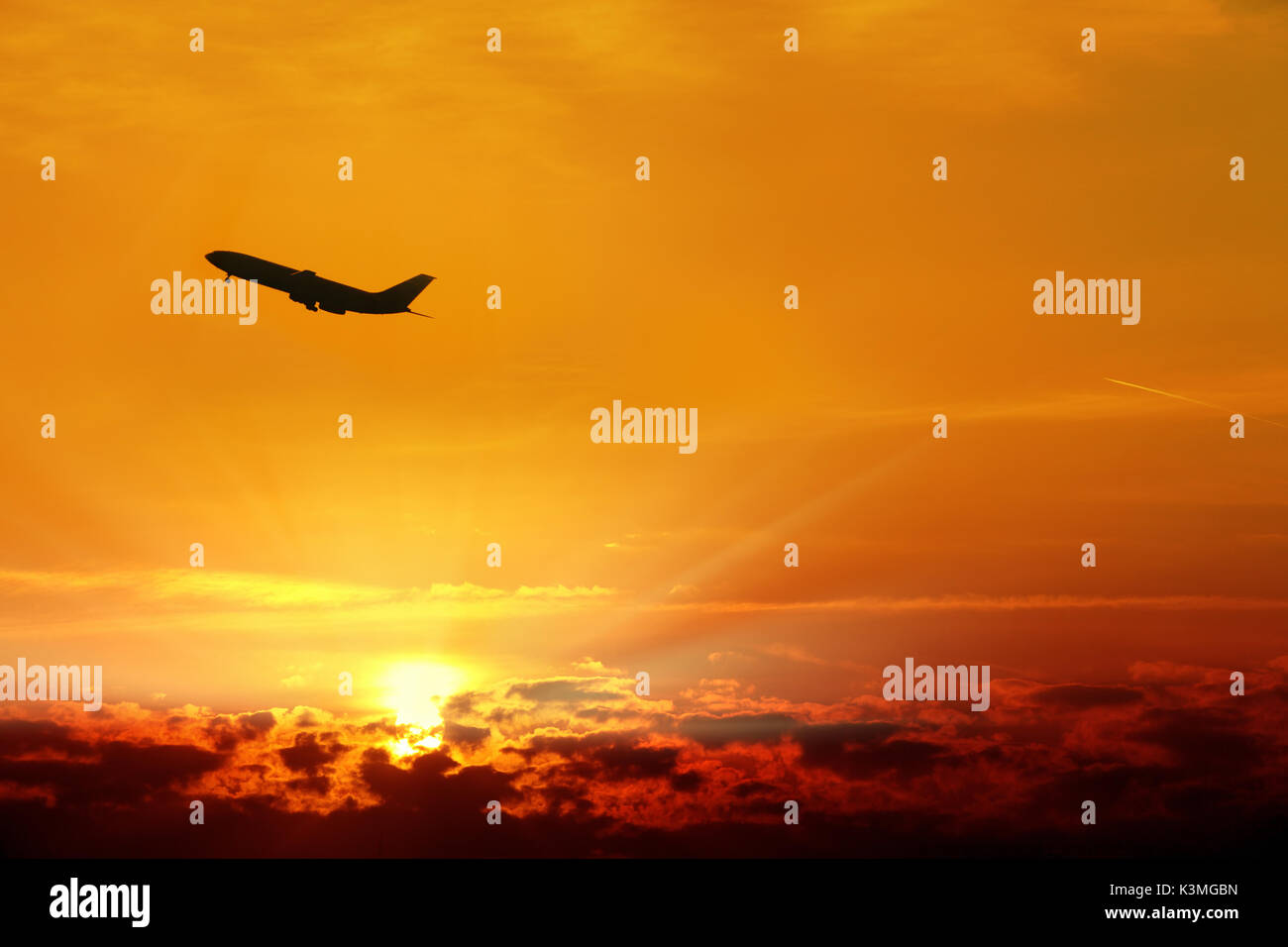 Commercial airplane at sunset hi-res stock photography and images - Alamy