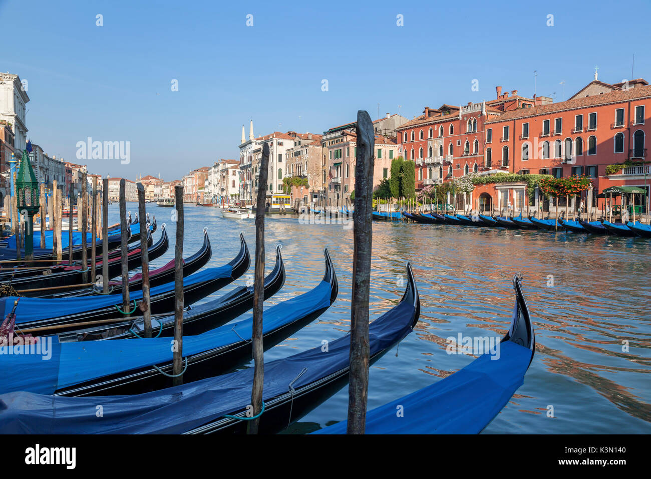 Sunny canal hi-res stock photography and images - Alamy