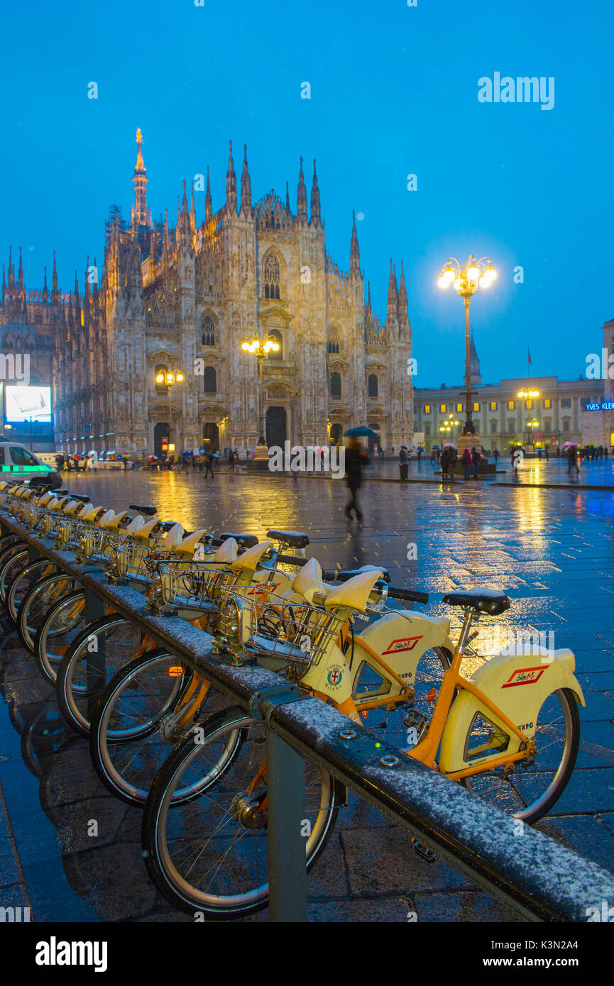 Artificial lights hi-res stock photography and images - Alamy