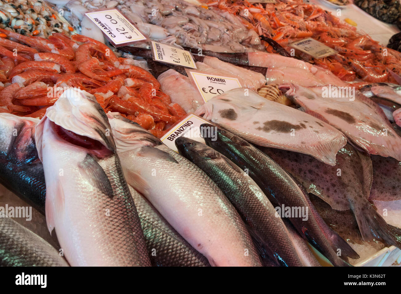 Retail fish market hi-res stock photography and images - Alamy