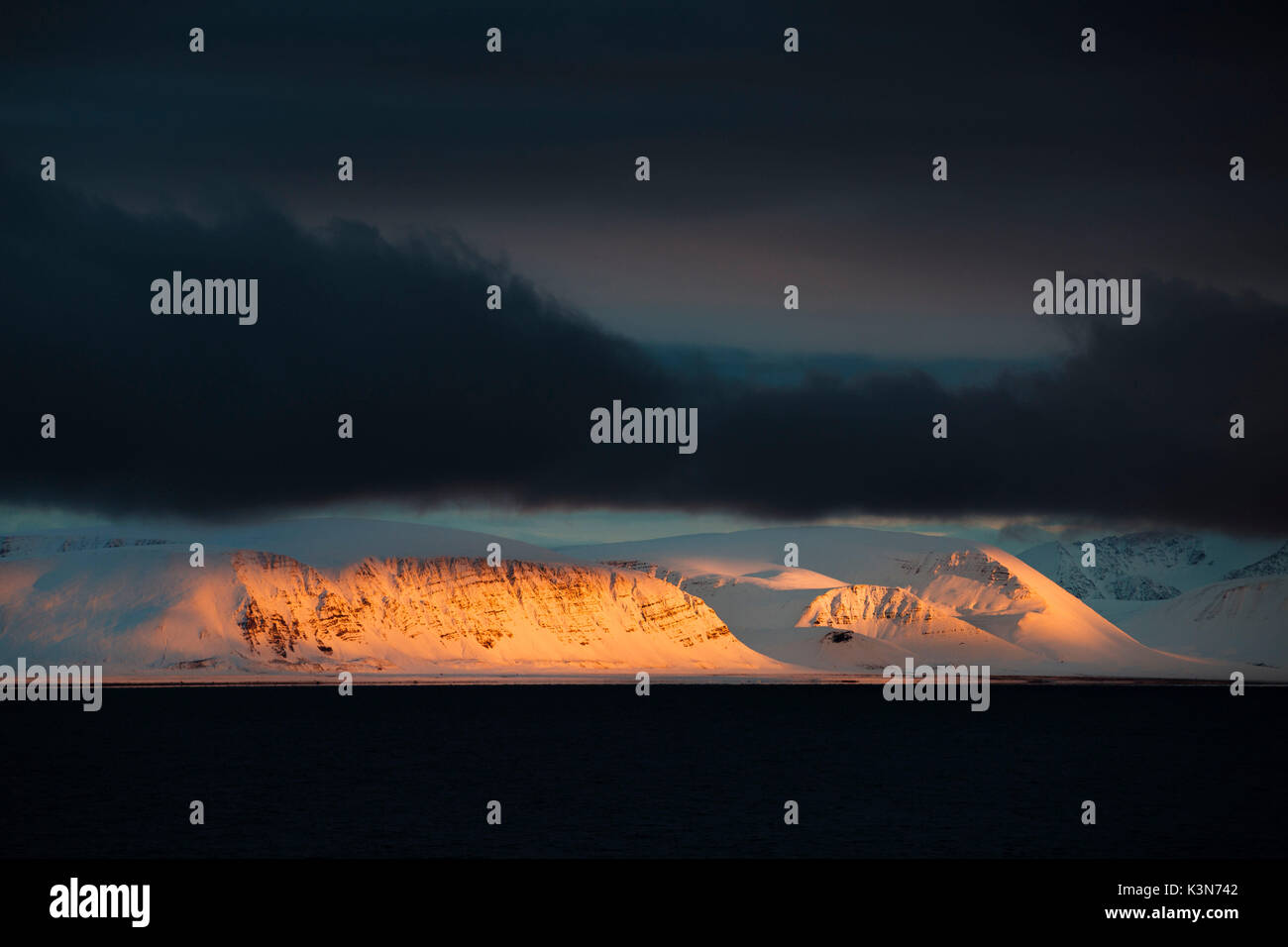 Svalbard polar night hi-res stock photography and images - Alamy