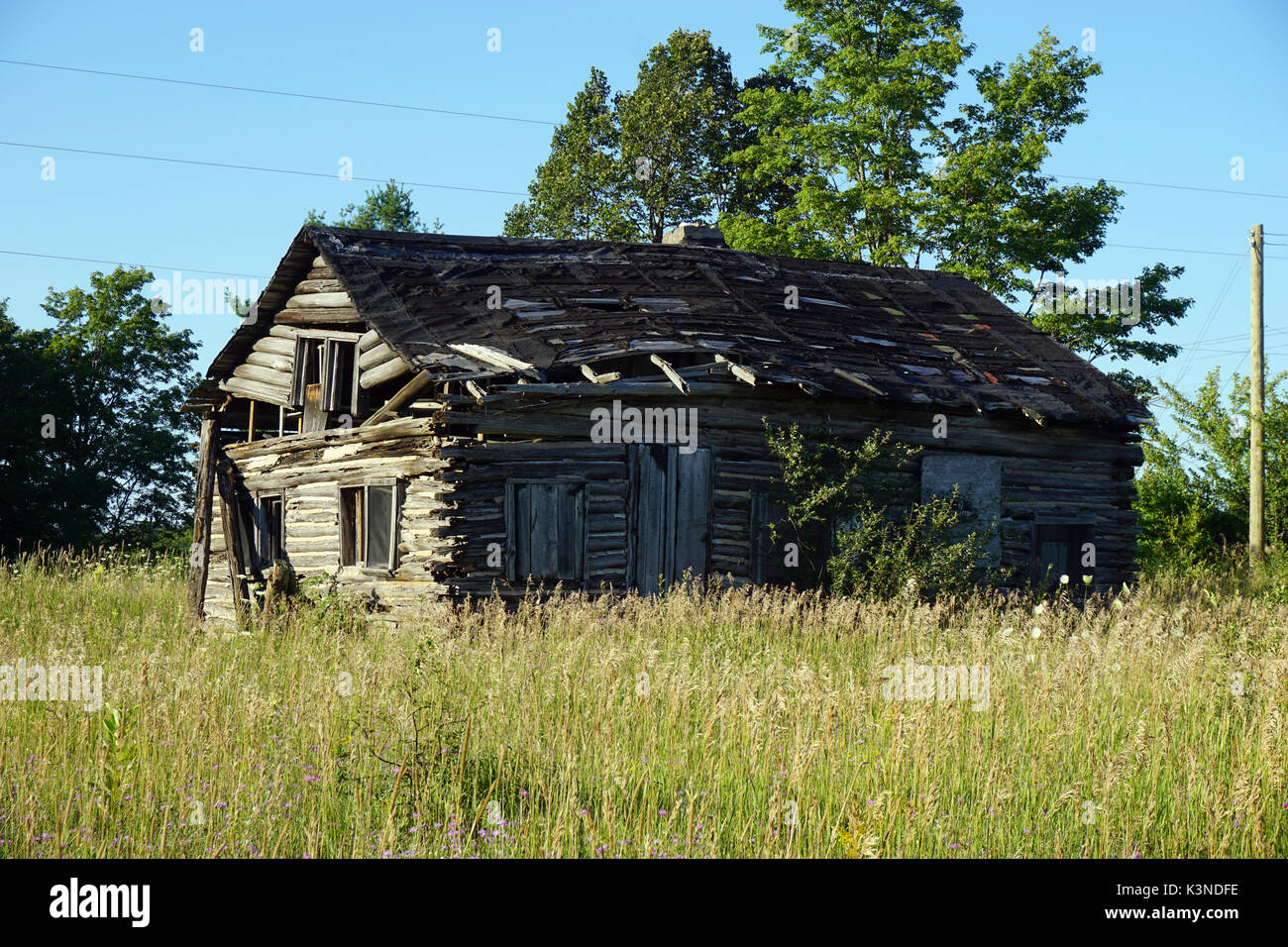 Abandoned log cabin hi-res stock photography and images - Alamy
