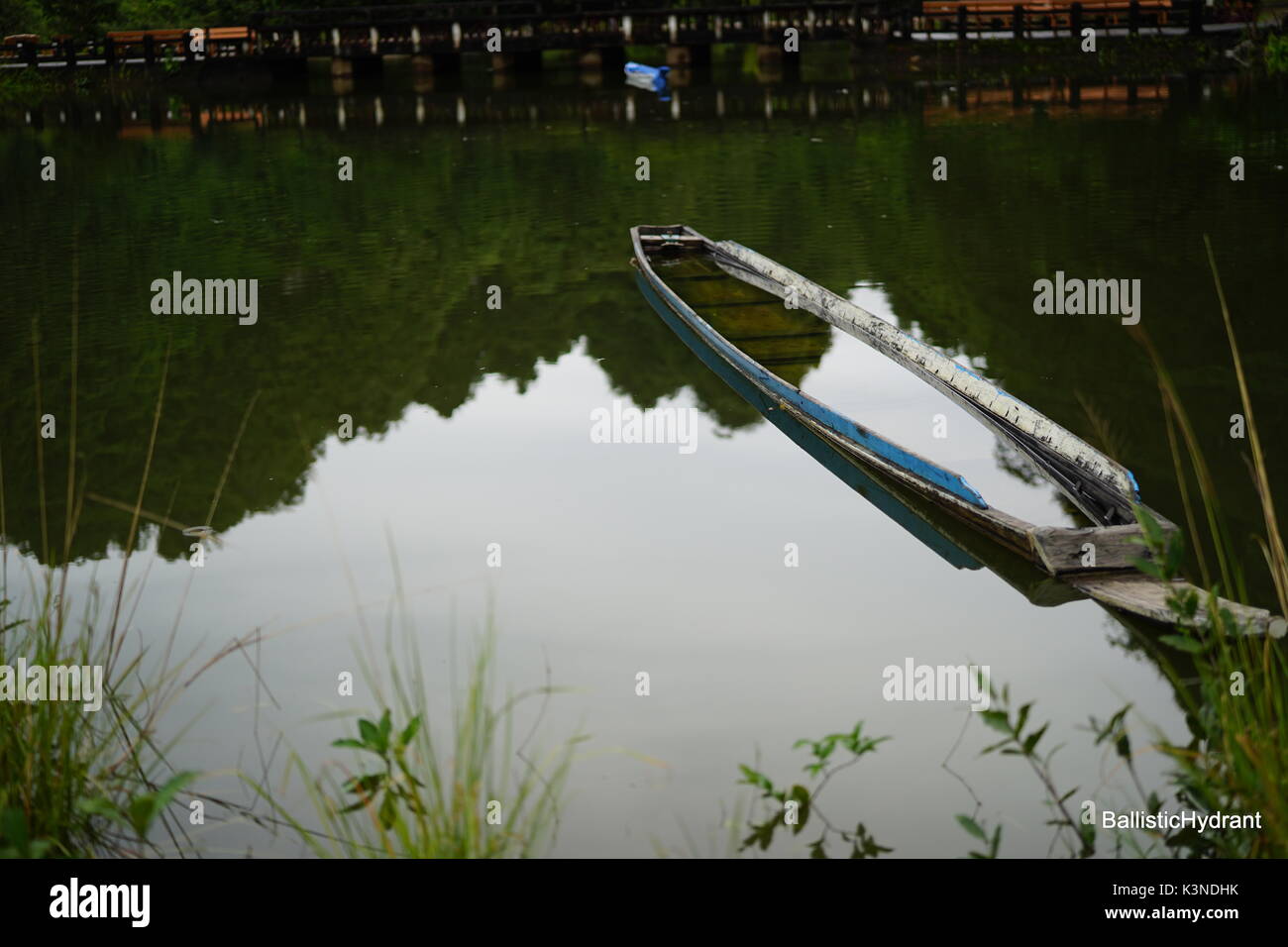 Canoe sinking hi-res stock photography and images - Alamy